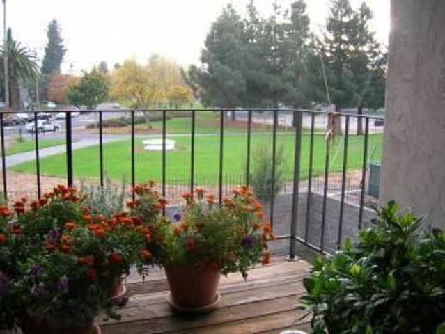$1795 / 2br GREAT location, next to a park, easy access to 101, Google, downtown M