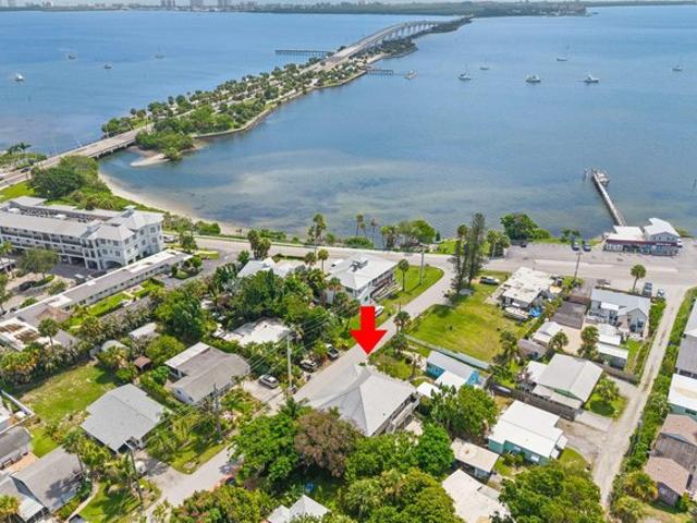 1790 NE Mango Ter, Jensen Beach, FL 34957