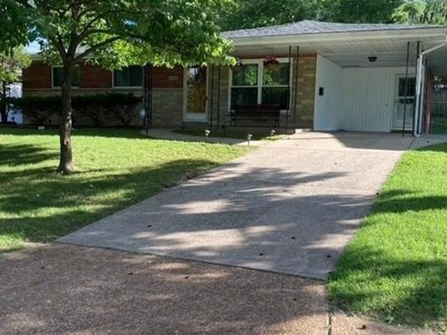 1790 Bobbinray Ave, Florissant, MO 63031