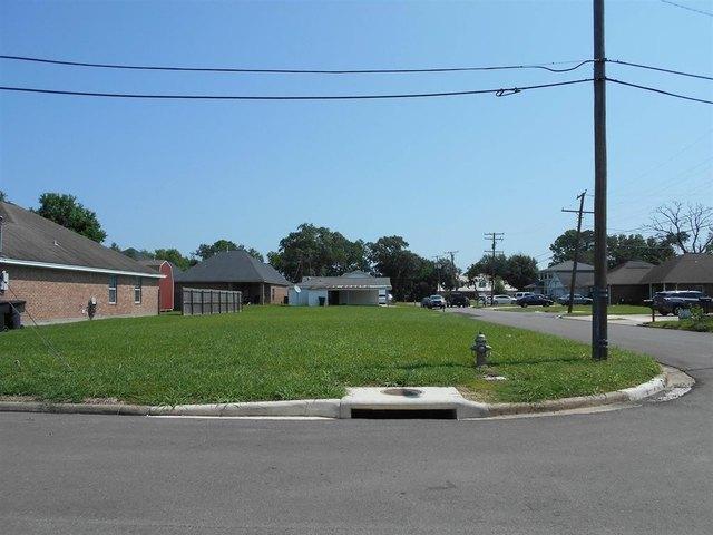 1804 N 21st St, Nederland, TX 77627