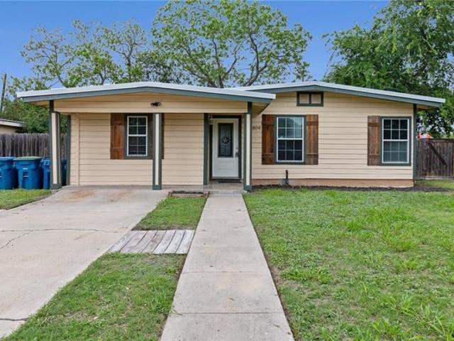 1804 N McKinley St, Beeville, TX 78102