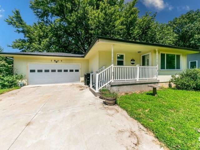 1804 2nd St, Wamego, KS 66547