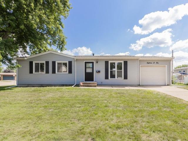 1805 Danbury Dr, Bettendorf, IA 52722