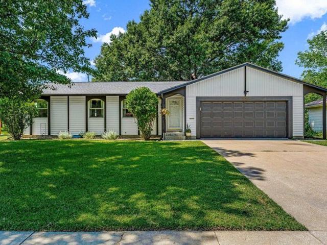 1805 SW Arrowhead Rd, Topeka, KS 66604