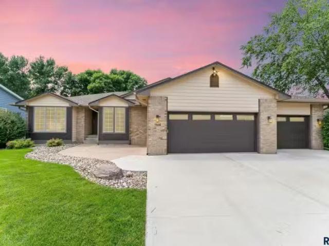 1805 S OXFORD AVE, SIOUX FALLS, SD 57106 Single Family Residen.
