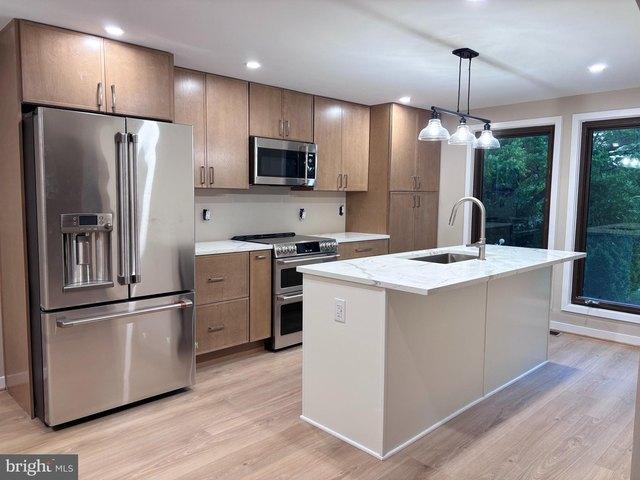 1806 North Shore Ct, Reston, VA 20190