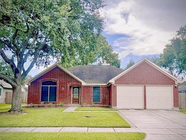 1806 Oak Wood Dr E, Pearland, TX 77581