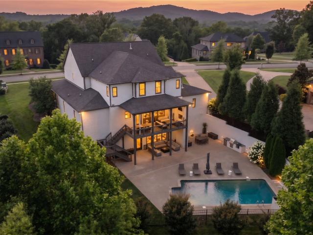 1806 Burland Cres