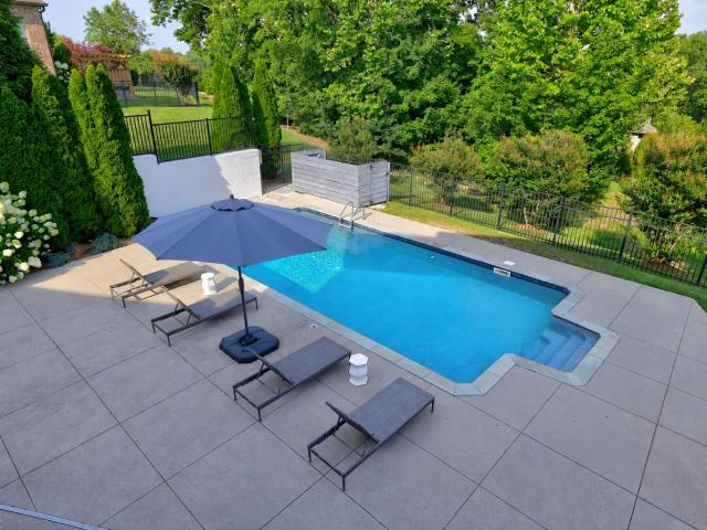 1806 Burland Cres