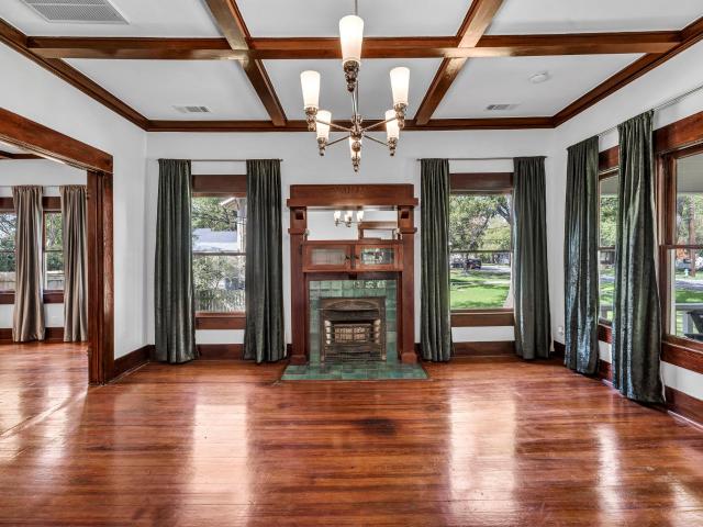 1806 S Main St