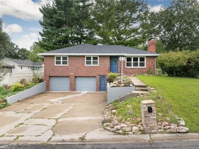 1806 Safari Dr, Saint Joseph, MO 64506
