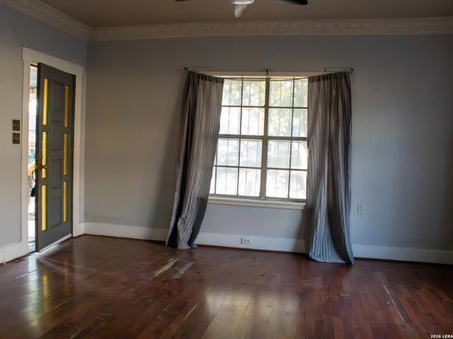1806 W Ridgewood Ct, San Antonio, TX 78201 | Compass