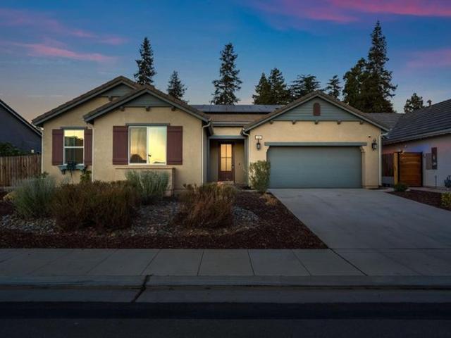 1807 Las Rosas Ave, Clovis, CA 93619