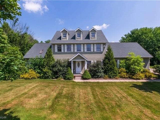 1807 Smith Kramer St NE, Hartville, OH 44632