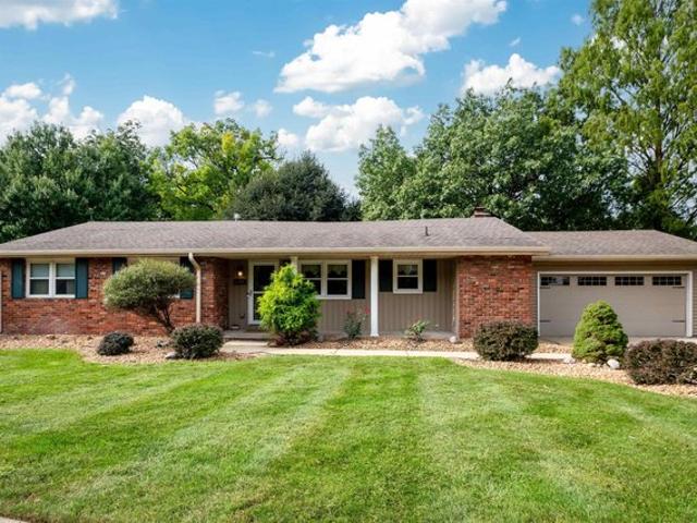 1808 Oakwood Dr, Pekin, IL 61554