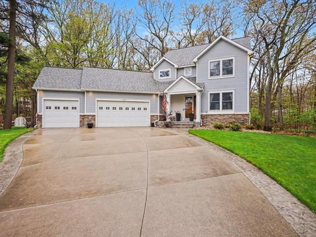 18099 Woodland Trl, Spring Lake, MI 49456