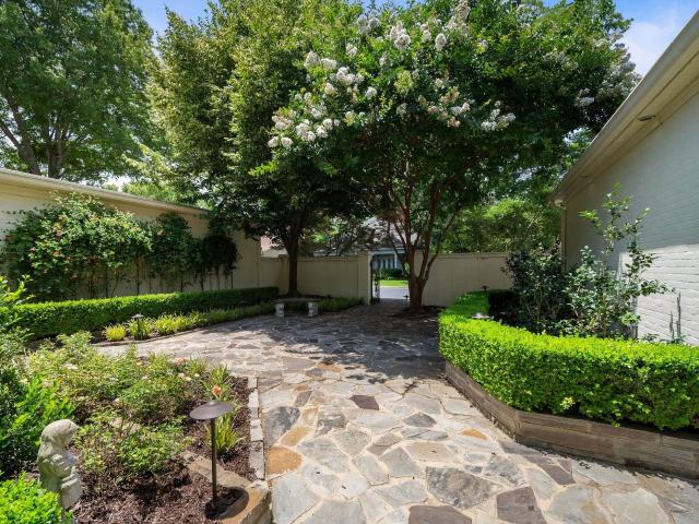 1809 River Heights