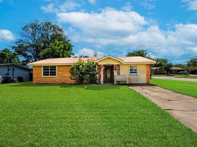 1809 Virginia Pl, Cleburne, TX 76033
