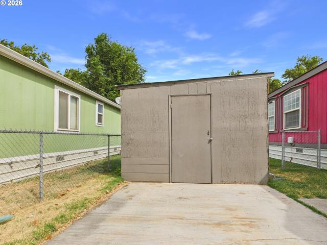 1800 NE 10TH ST