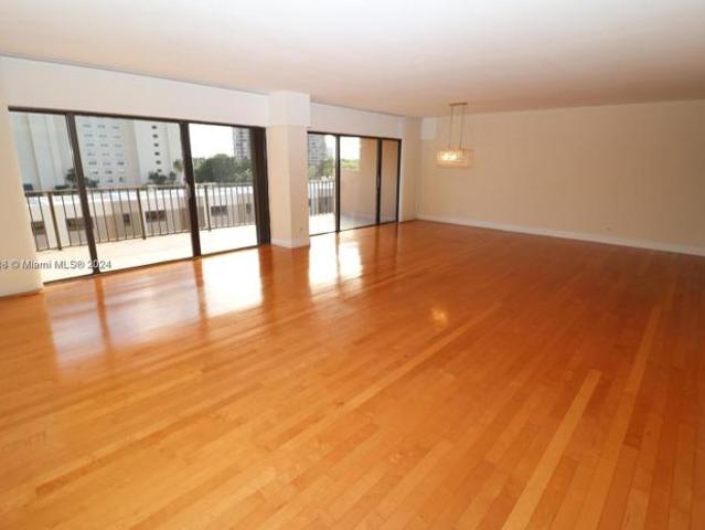 1800 NE 114th St #608, Miami, FL 33181