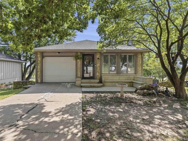 1800 Cedar Crest Dr, Manhattan, KS 66503