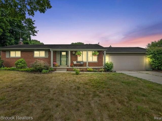 1800 Hollingsworth Dr, Commerce Township, MI 48390