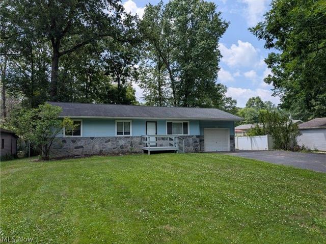 18015 Hillcrest Dr, Lake Milton, OH 44429