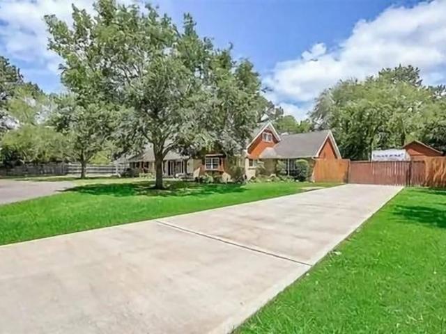 1801 McGinnis Dr, Pearland, TX 77581