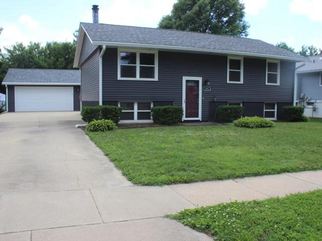 1801 NE Northbrook Dr, Cedar Rapids, IA 52402