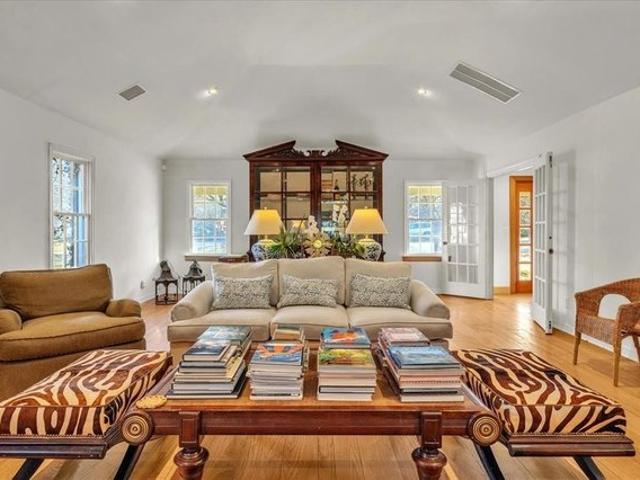 1801 Drakestone Ave, Nichols Hills, OK 73120