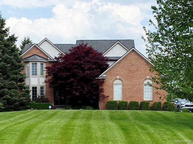 1802 Mist Wood Dr, Howell, MI 48843