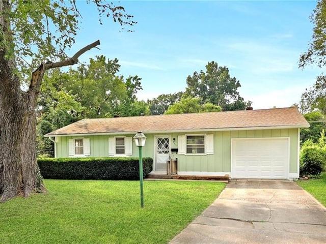 1802 Bird Ter, Harrisonville, MO 64701