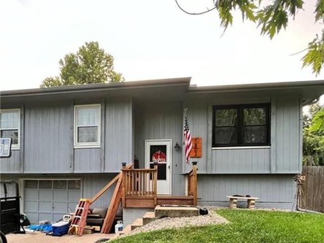 1802 Parkwood Dr, Harrisonville, MO 64701