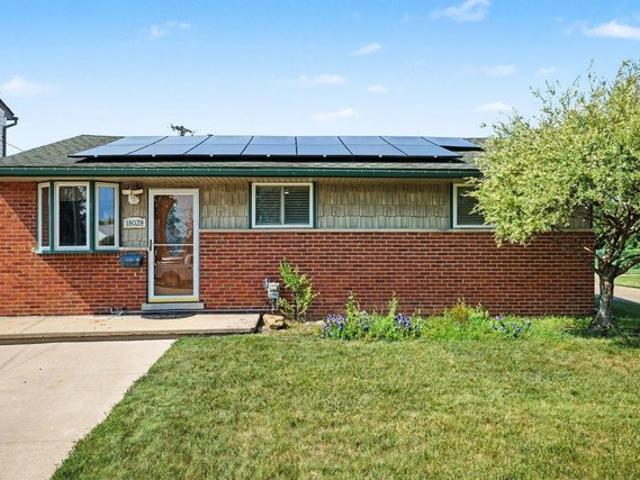 18039 S Summer Ln, Fraser, MI 48026