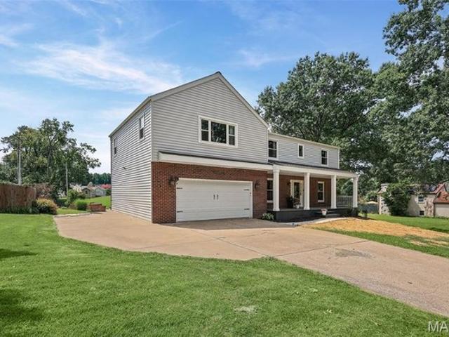1803 Biscay Dr, Godfrey, IL 62035