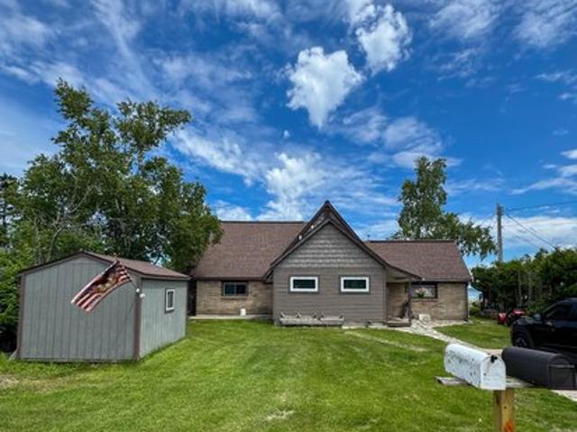 1803 Shore Dr, Saint Ignace, MI 49781
