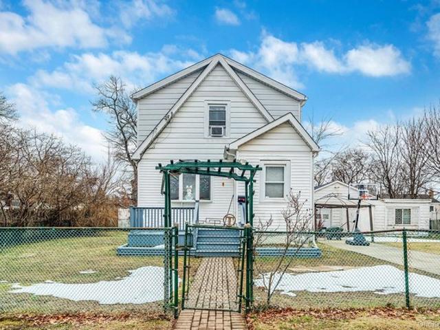 180 25th St, Copiague, NY 11726