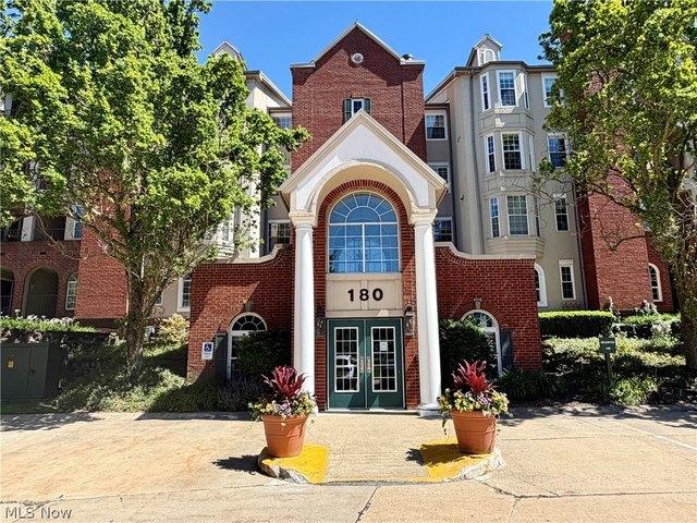 180 Fox Hollow Dr Apt 101, Mayfield Heights, OH 44124