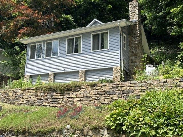 180 Lakeside Dr, Liberty Township, NJ 07823