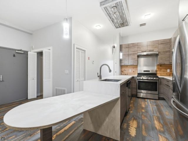180 Spring St # 304