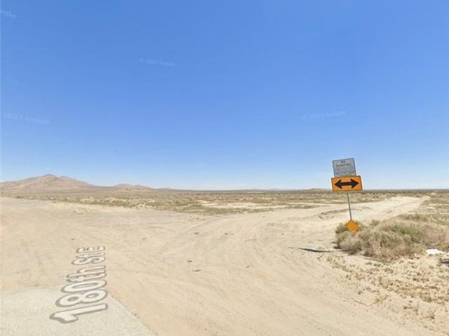 180 St E, Palmdale, CA 93591