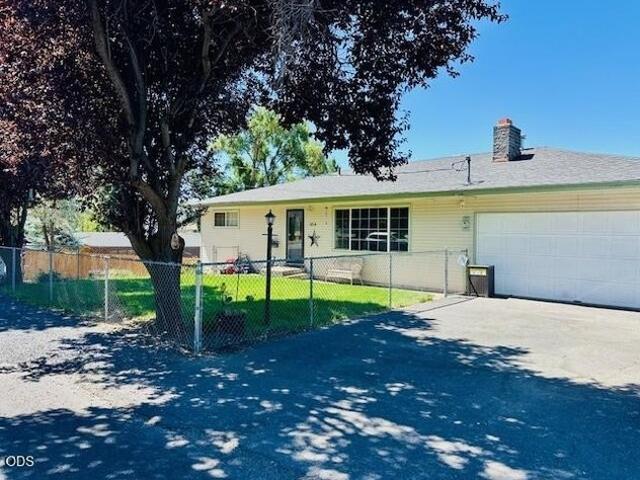 1814 Carlson Dr, Klamath Falls, OR 97603