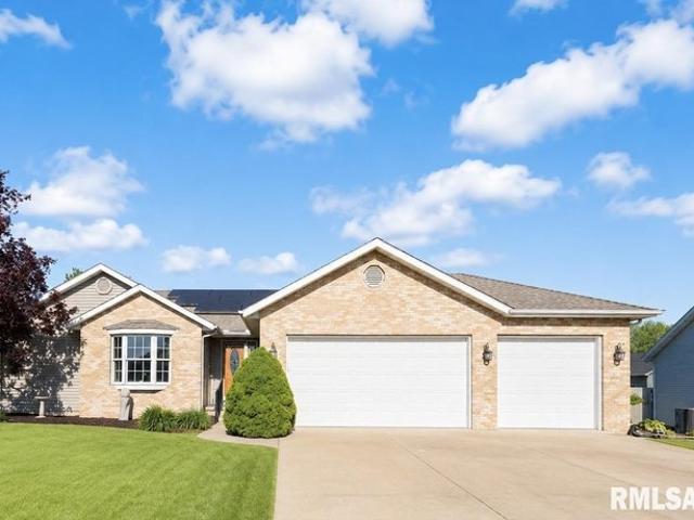 1816 Parkfield Dr, Pekin, IL 61554