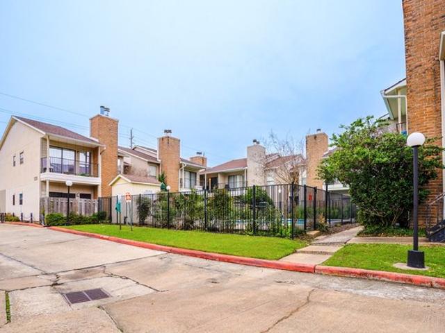 1818 Augusta Dr Apt 27, Houston, TX 77057