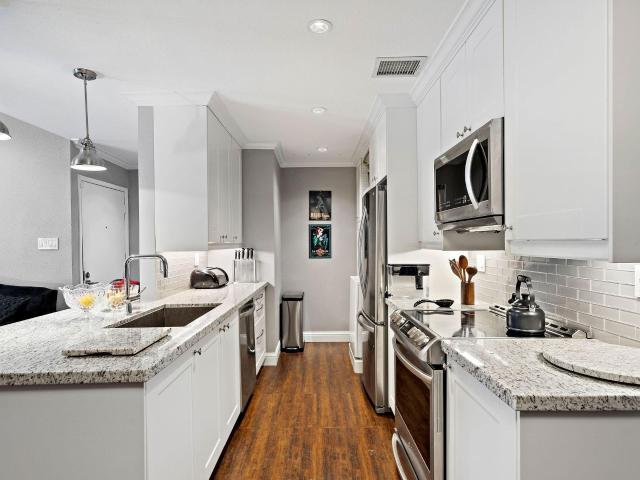 1818 Augusta Dr, Unit 6, Houston, TX 77057 | MLS #49408 | Compass