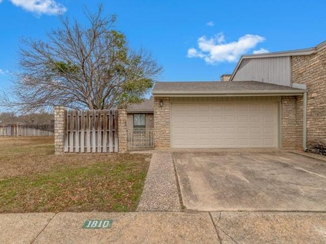 1810 N Woodstone Dr, Kerrville, TX 78028