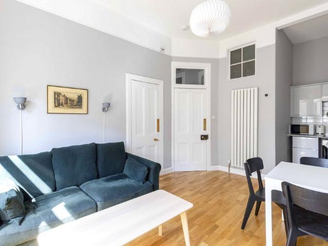 18/10 2F2, Lochrin Place