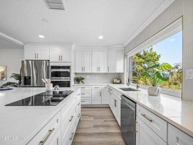 1811 Twelve Oaks Ln N, Neptune Beach, FL 32266