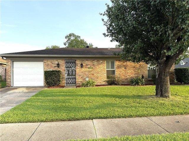 1812 Green Oaks Dr, Gretna, LA 70056