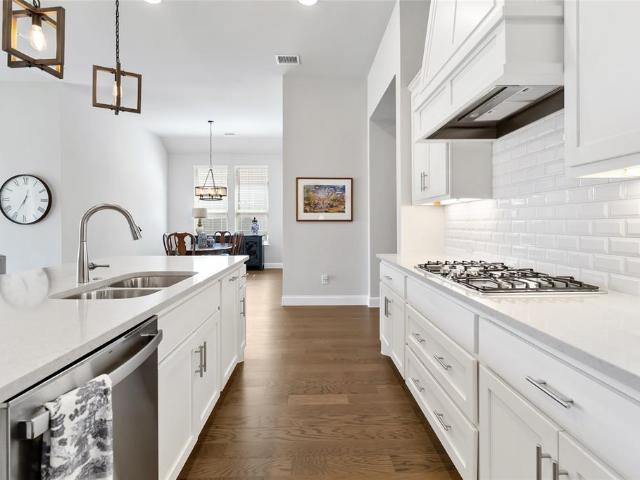 1812 Scotney Court